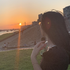 小魏爱喝白开水 