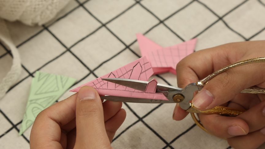 论剪纸我只服奶奶教的刀法,只需几剪子剪下去,实在是太漂亮了