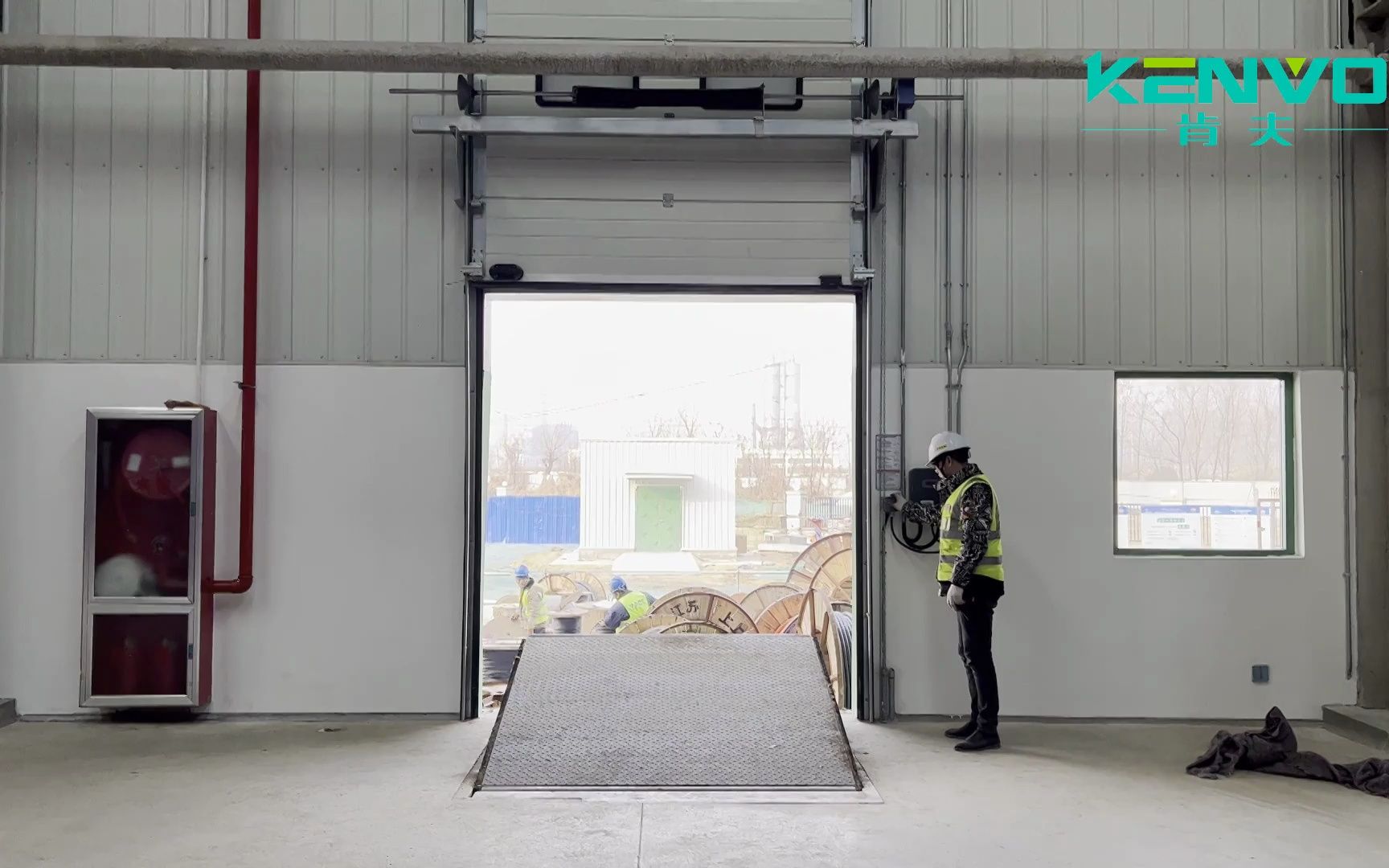 保温电动工业提升门和装卸货平台用于仓库物流