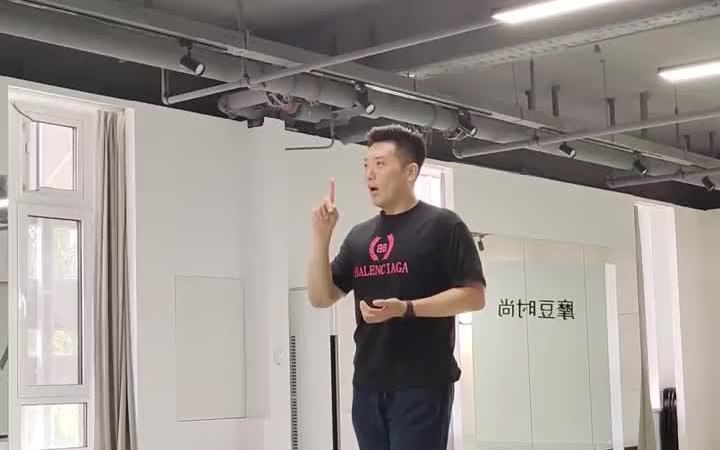 模特步的基本走法分解 台前转身 职业模特