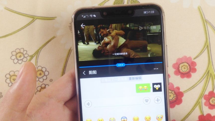 华为手机轻滑一下屏幕,就能一边看电视一边聊天,这功能太好用了