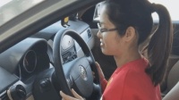 驾考科目二: 美女学员示范上车准备动作要领, 教练车外指导操作技巧!