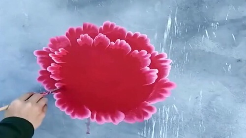 小伙用简单的一抹红色,画出了漂亮的牡丹花!