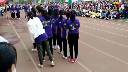 学校运动会上,老师发言:是时候展示我们最后一排的学生了