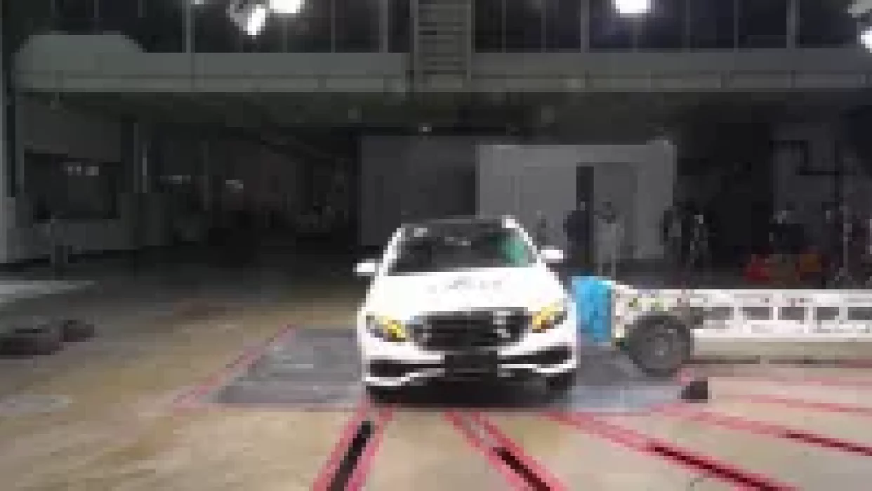 奔驰E300L碰撞测试解析,事故中会对乘员的头颈