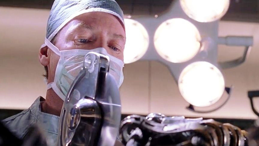 电影片段:医生正在给机器人做手术,结果手术还没开始命就没了