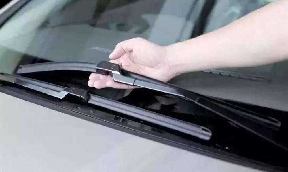 雨刮器总是刮不干净,还有异响怎么办?老司机教你一招,轻松解决