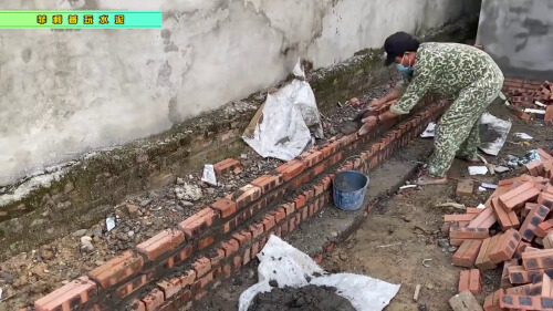 与众不同的砌墙方法,墙体一层砖,全靠水泥加厚度,突出一个奢侈