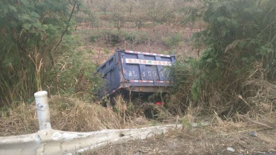 ...刹车失灵撞击隔离带停靠路边 惊魂未定又遭后方驾驶员打瞌睡驾车追尾
