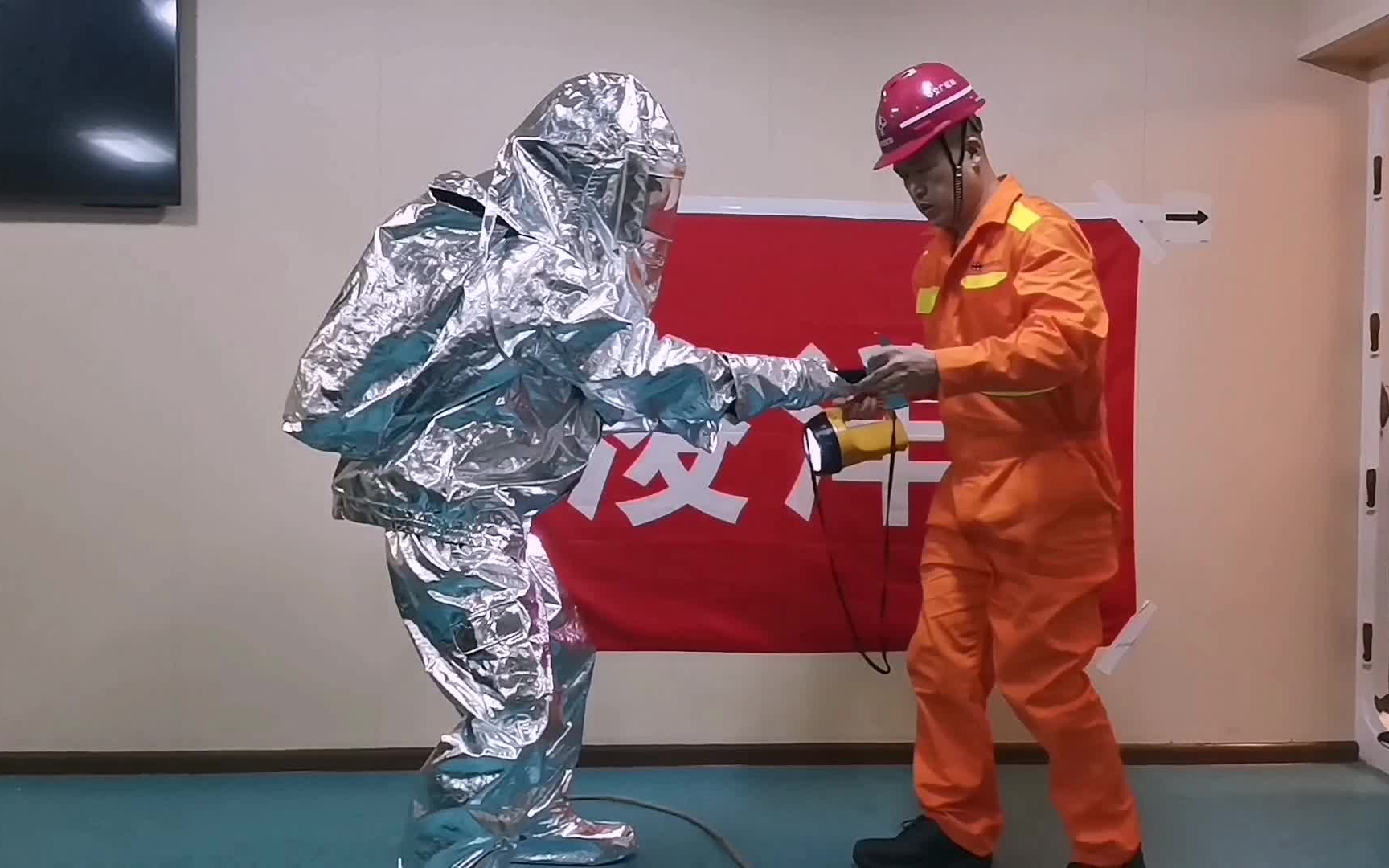 浚洋1应急小视频之消防员装备的穿戴