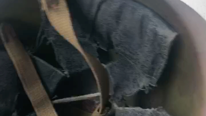 一顶ssh-40钢盔,内衬似乎是早期帆布制的