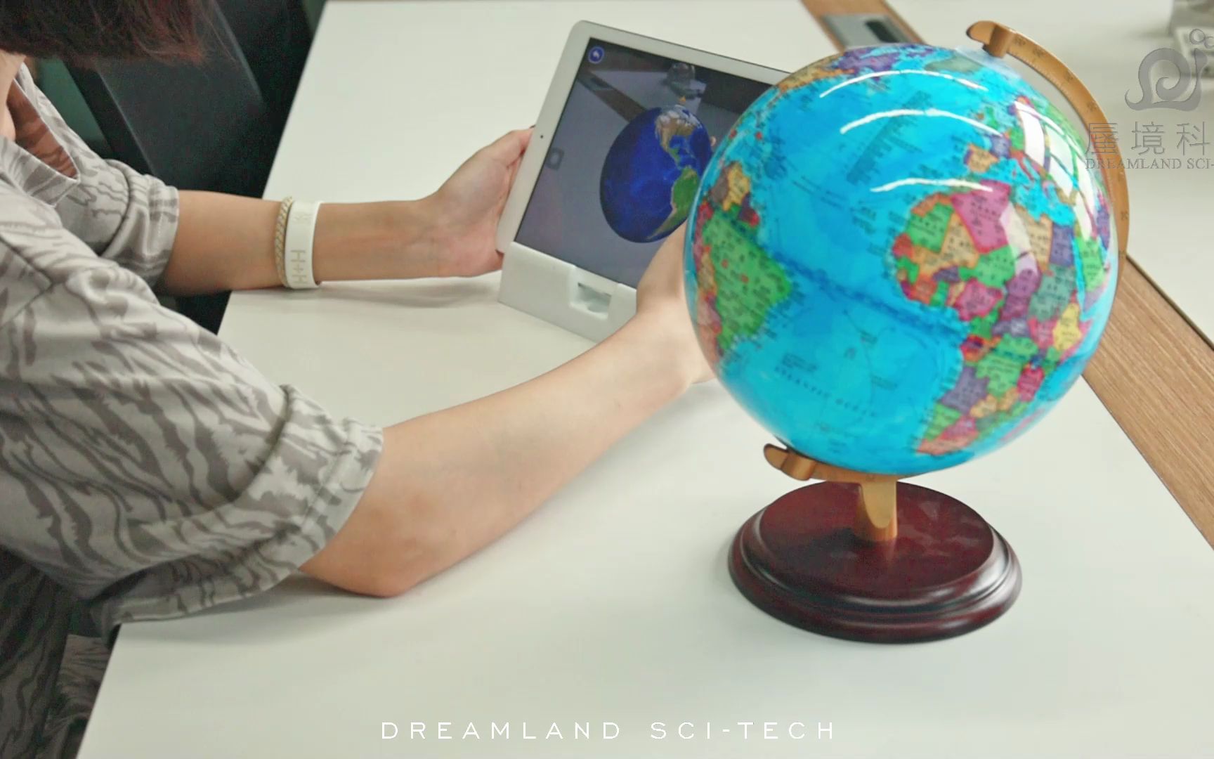 教育赋能:AR玩教之魔幻地球仪