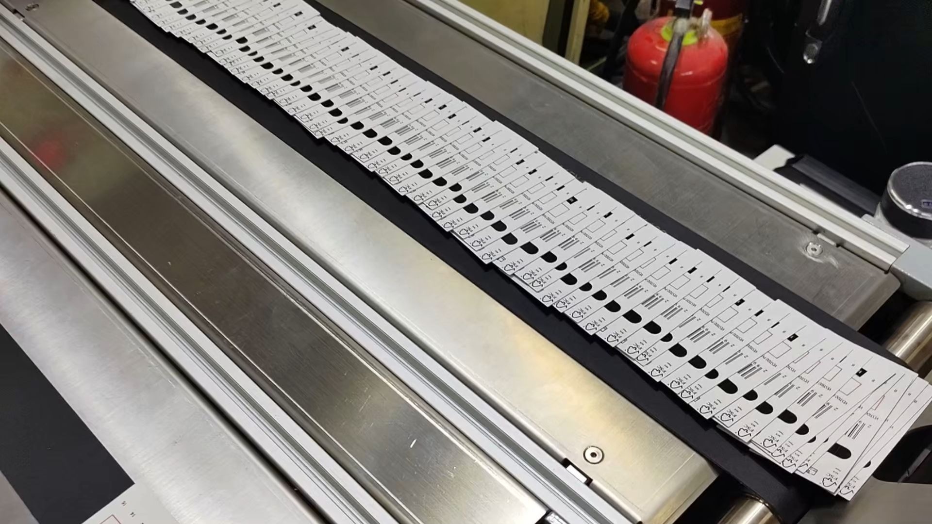 服装供应链必看!RFID标签服装吊牌高速读写喷码检测设备900片/分钟,...