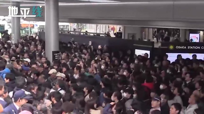 日本将进入“令和”时代! 民众街头疯抢头版报纸 场面一度混乱