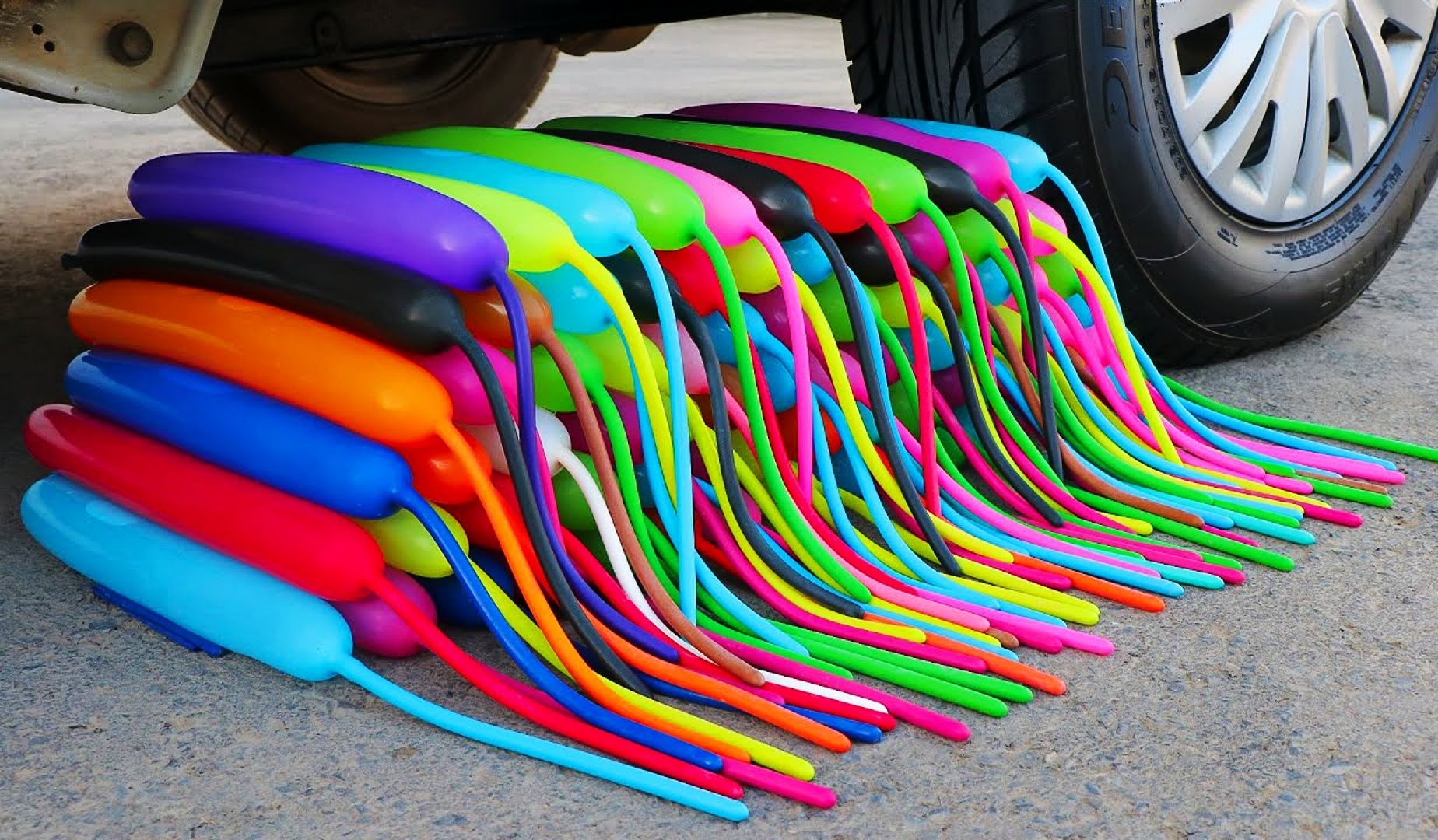 趣味解压动画:七彩水汽车VS实验车,碾压而过的瞬间,声音好治愈