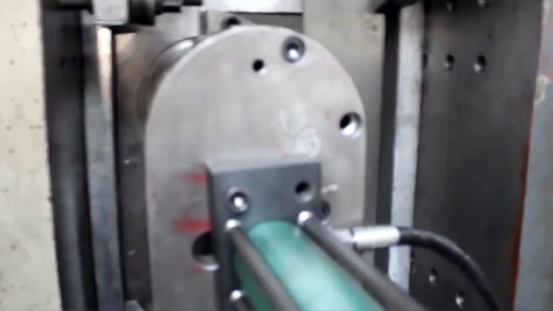 90度管道弯头如何生产的?大开眼界,模具设计师真是太聪明了