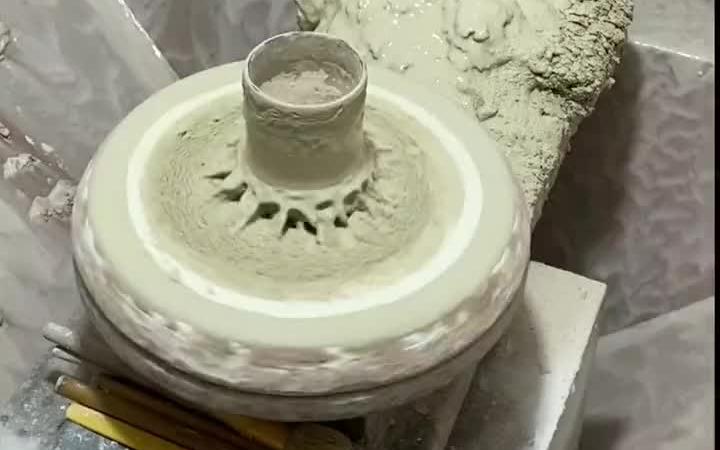陶瓷施釉技法之“喷釉”,看似简单却不简单,既要掌握好釉层的厚薄...