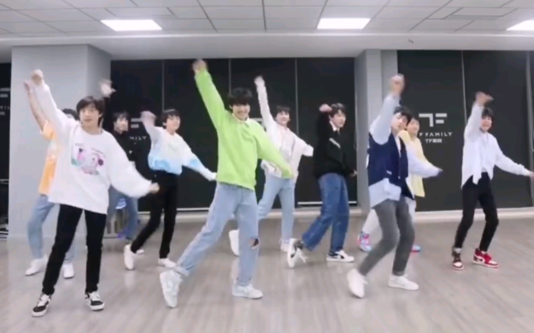 TF家族三代练习生表演《青3主题曲》,为李俊濠师兄加油!