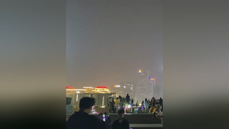 实拍南昌秋水广场,每晚都是人山人海,不愧是全国有名的音乐喷泉