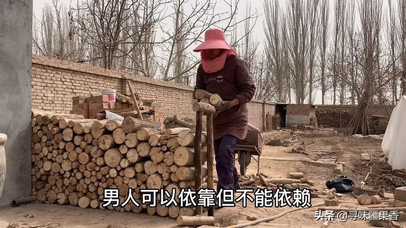 用废弃的烧火柴来美化小院。最后的点睛之笔惊艳到你了吗