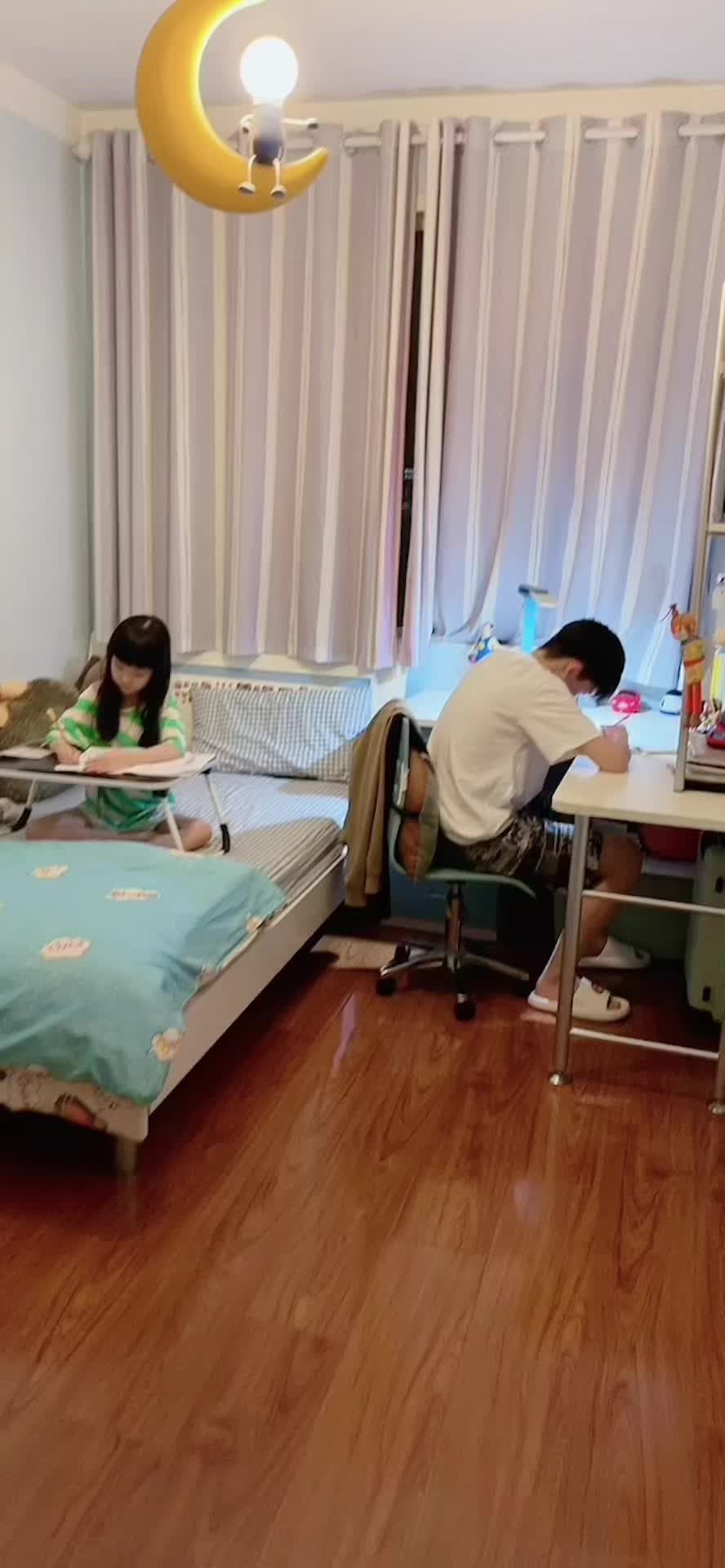 快开学了吧,开始赶作业了吧 ,手机不要了吧,电视也不看了吧,水也不喝...