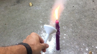 面粉也能引发“爆炸”?将面粉撒在蜡烛上,意外的现象发生了