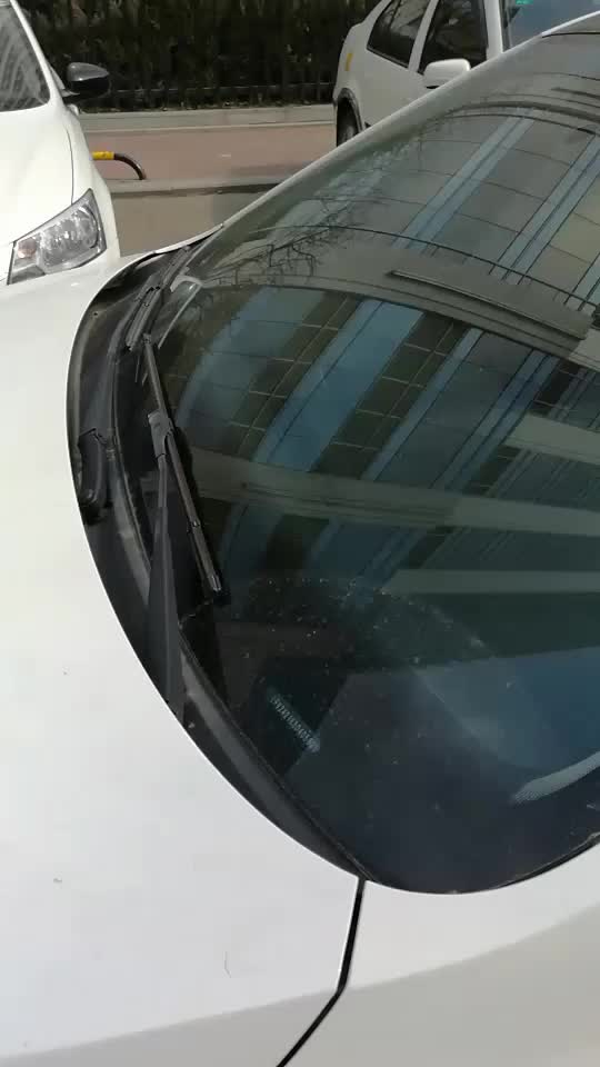 速腾驾驶侧的雨刷器直接立是立不起来的。【来自懂车帝车友圈】
