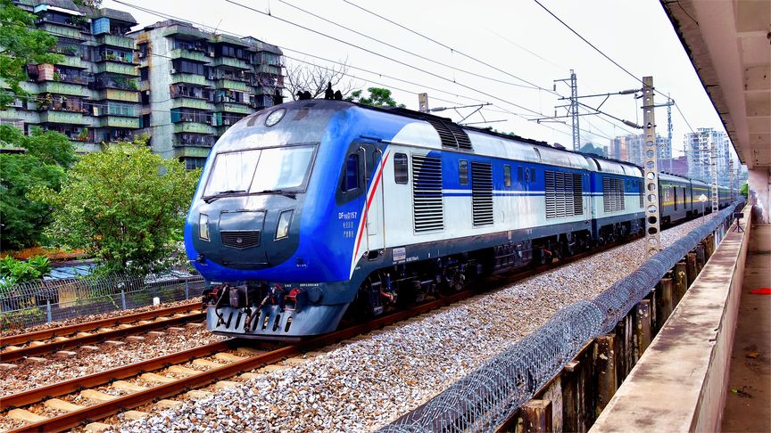 东风11G猪头牵引直快列车Z201(北京西-三亚)通过广茂线小桥涌基