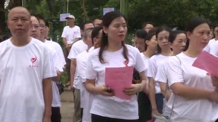 共创共建:卫生大扫除志愿服务助力创卫“攻坚”