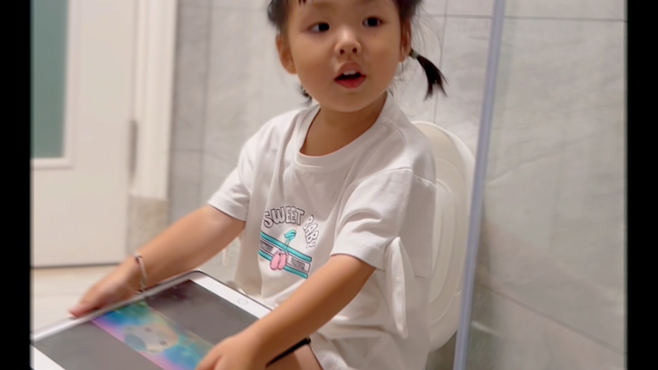 造型可爱的汽车小马桶更有助于宝宝自主如厕哦!