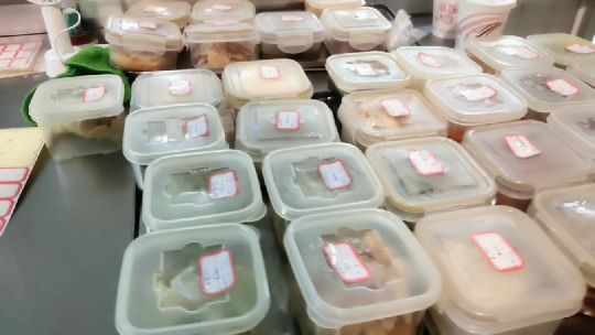 餐饮工作,产品留样,食品安全的重要一环,今天加班好累啊