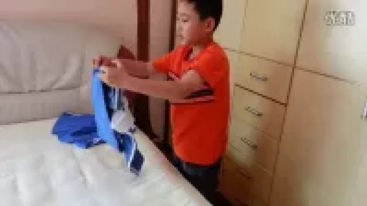 小学生叠衣服视频
