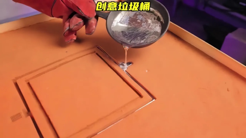 男人利用沙滩上的垃圾制作出一款新颖别致的垃圾桶,太棒了