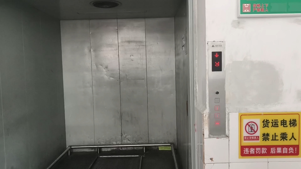 货梯在三楼关不上门 发现门脱轨卡住了 看看怎么恢复正常