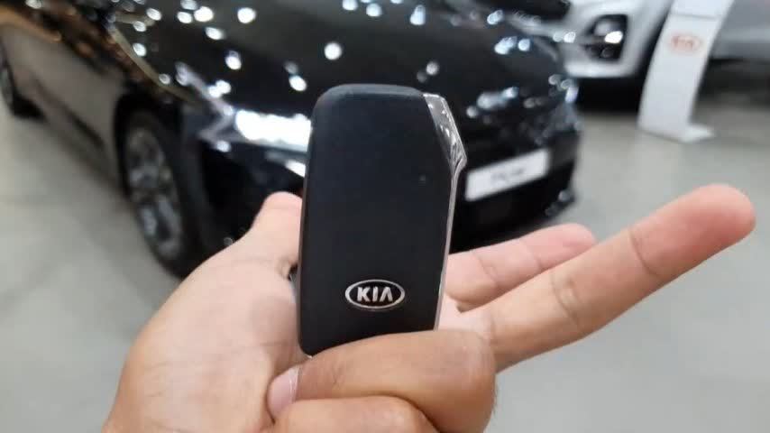 2021款起亚K5按下钥匙,打开LED灯和车门