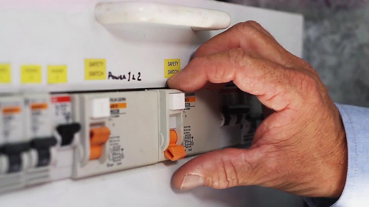 家里安装了漏电保护器,为啥.