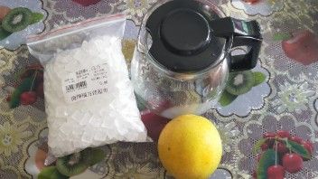 你爱喝柠檬水吗?今天教你一种做法简单小朋友又爱喝的柠檬水!