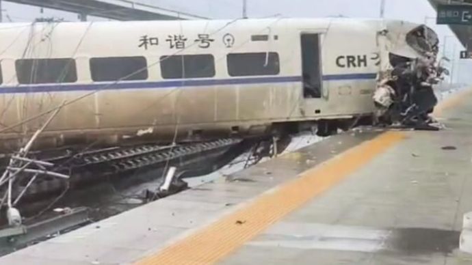 果然视频|D2809次旅客列车在贵广线榕江站撞上泥石流脱线