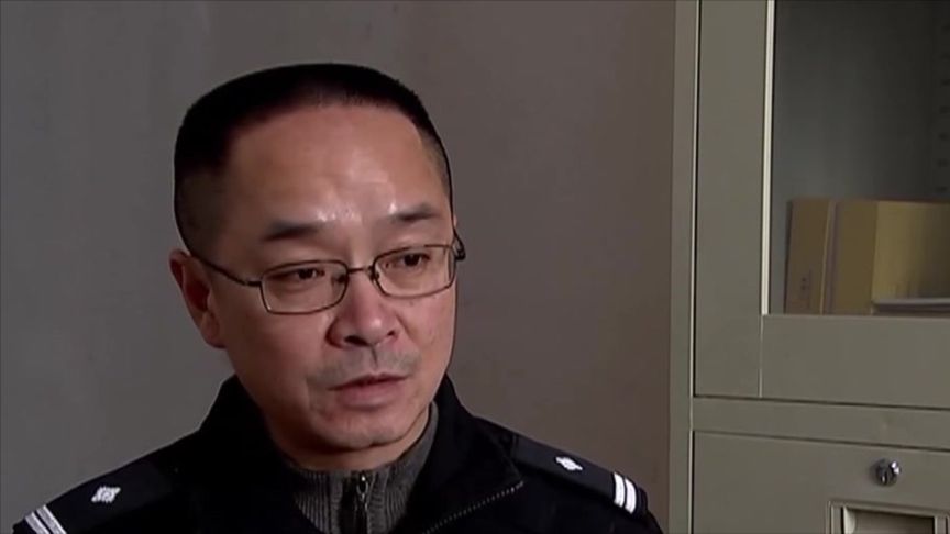 洒水车临时停路边作业,小车挂线缆致工人受伤,四方要负责