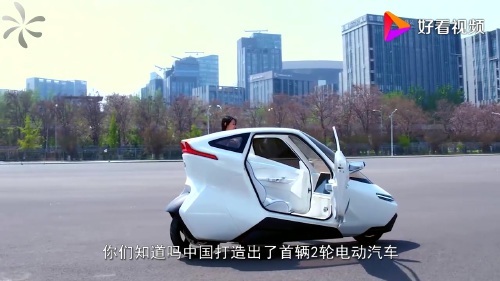 中国打造首辆2轮电动汽车,时速120公里,横向行驶,怎么开都不倒