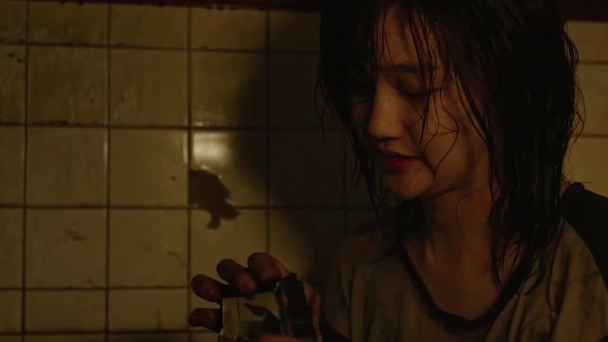 美女坐在喷涌的马桶上,这画面想想有多美…