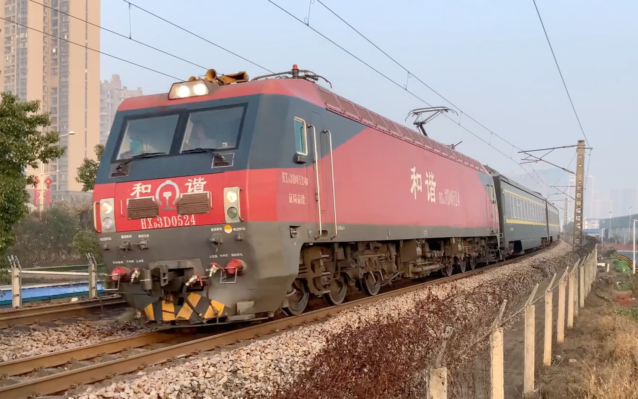 【京广线】T179,Z201,K769和货运列车通过长沙开福花卉市场