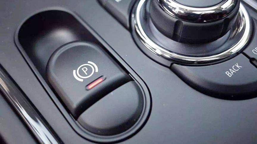 电瓶没电了后电子手刹会不会失效而溜车?手刹一直在用电吗?