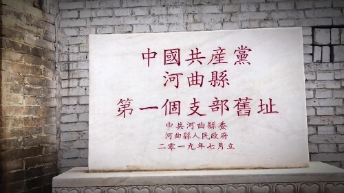 看着玻璃展柜里一件件饱经沧桑的物品,我的思绪也飞回了那个艰苦