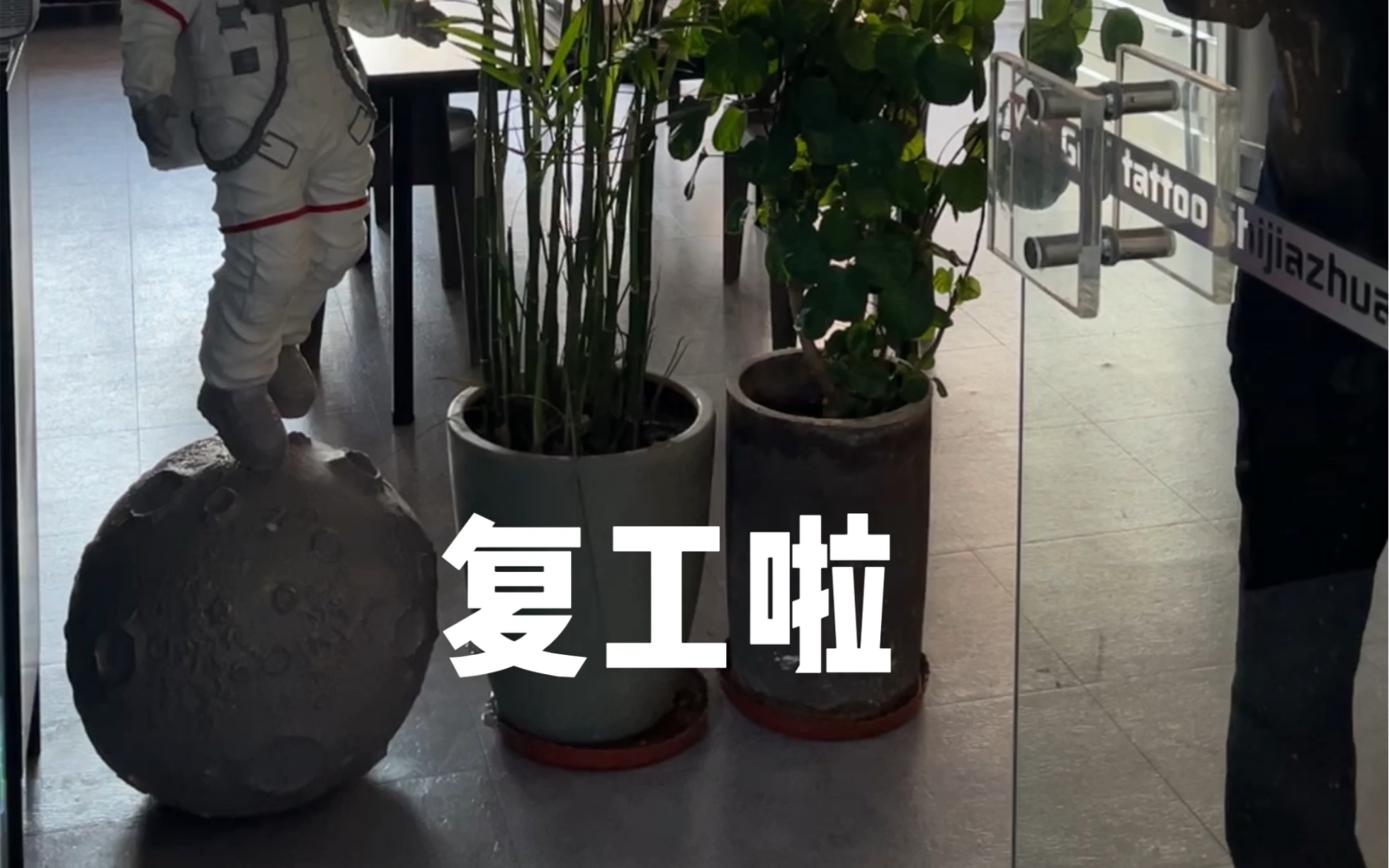 ...的健康码并扫码登记48小时内核酸阴性检测报告原则上不带陪同人员...