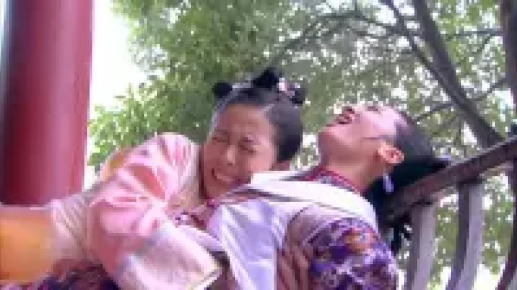 怀孕小妾不慎摔倒,丫鬟反应贼快,一把抱住让格格摔自己身上
