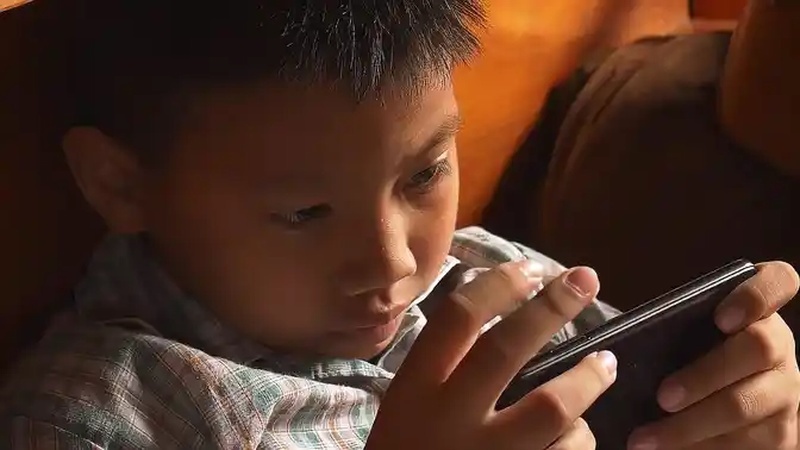 全球多地推行中小学生手机禁令,引导青少年合理使用手机