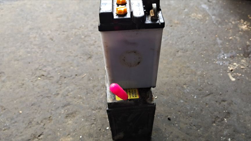 半干粉免维护电瓶!有没有稀硫酸?倒出来看一看