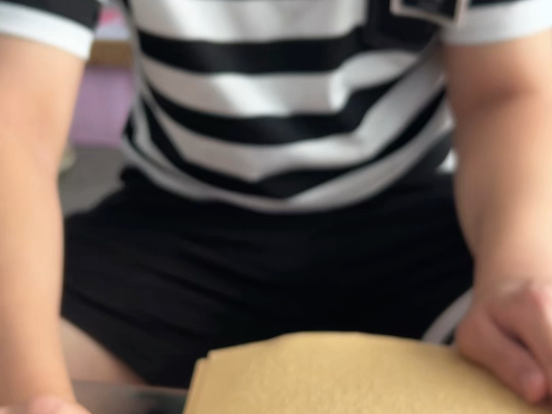 好多人好奇盲文怎么写的?在盲文板上用盲文笔(笔是针)每个格子都有...