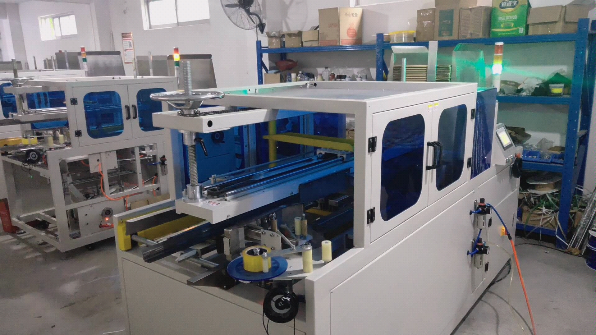 纸箱成本太高,只能拿旧纸箱试机了,50箱每分钟的高速开箱机～柔～顺...